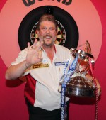WINMAU sign Australia^s hottest dart talent Simon "The Wizard" Whitloc ...